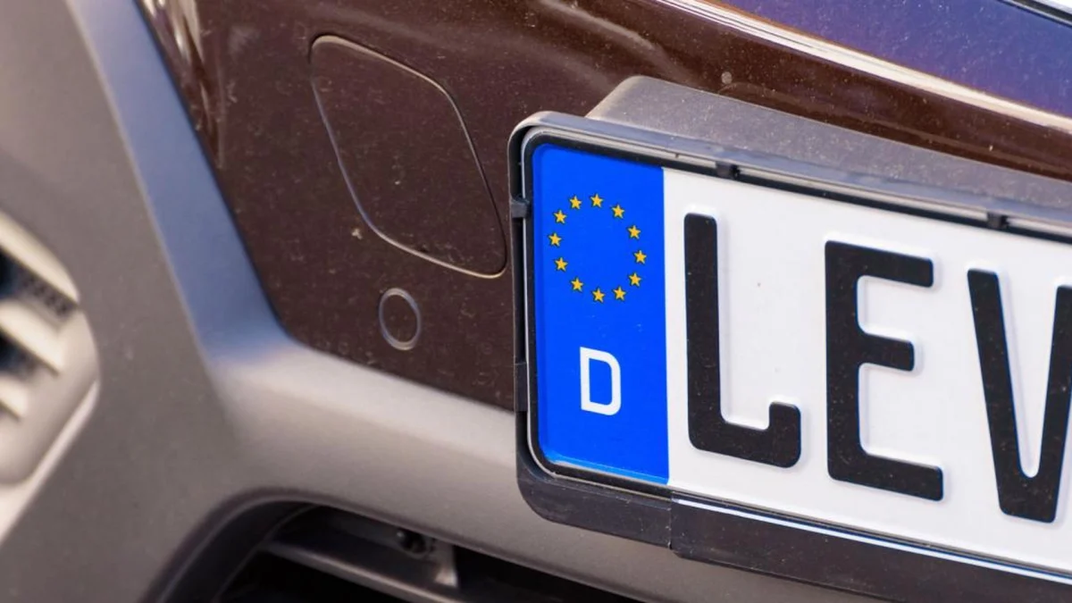 Fik afslag på sin ønskede nummerplade: Når du ser den i spejlet ved du ...